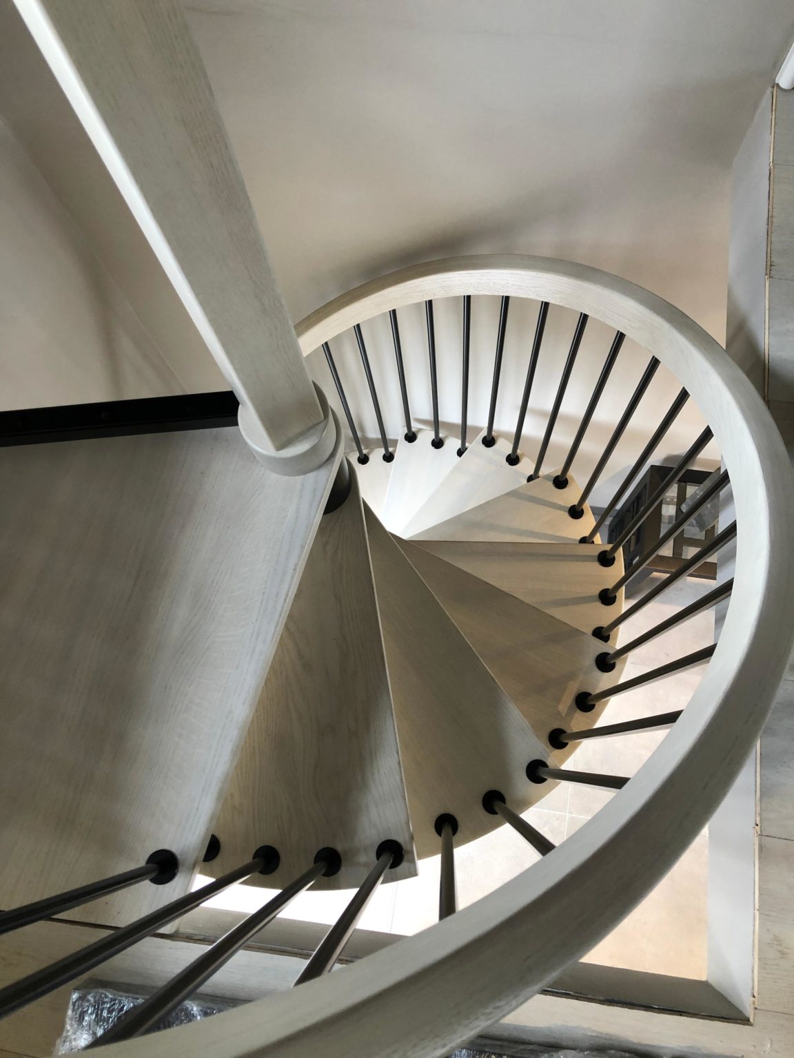 60326b516ca47b2eb4e32f19_Spiral Stairs by Zakuna Oak Treads and vertical Spindles (2) - Bonsai Group